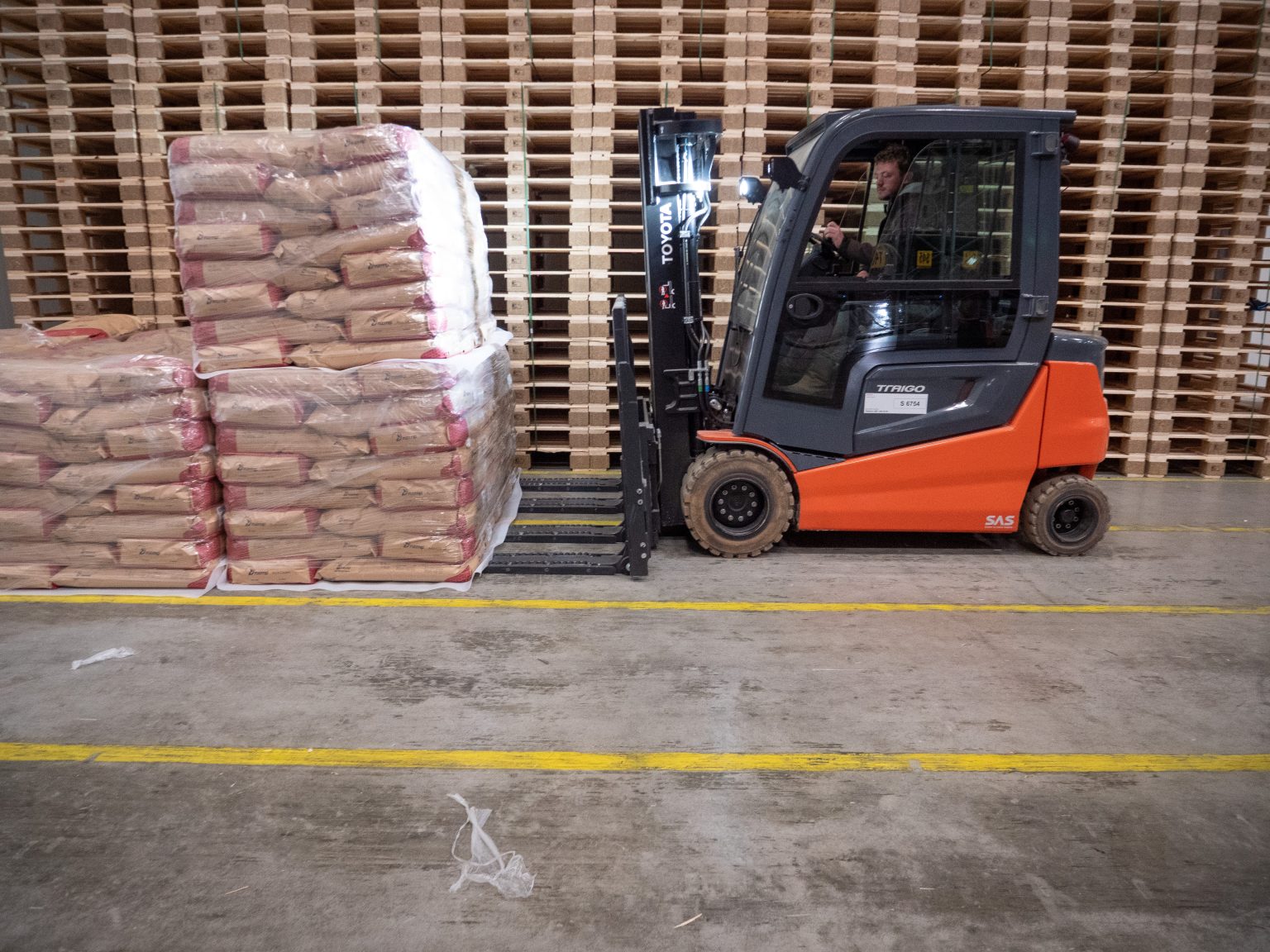 RollerForks in Action: How Bakker Transport & Warehousing Unloads ...